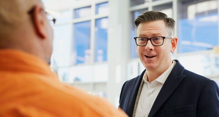 How to Greet Customers: Examples to Build Rapport Quickly