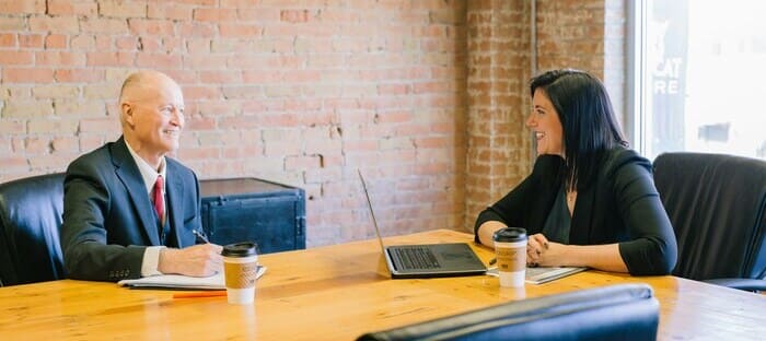 How to Greet Customers: Examples to Build Rapport Quickly